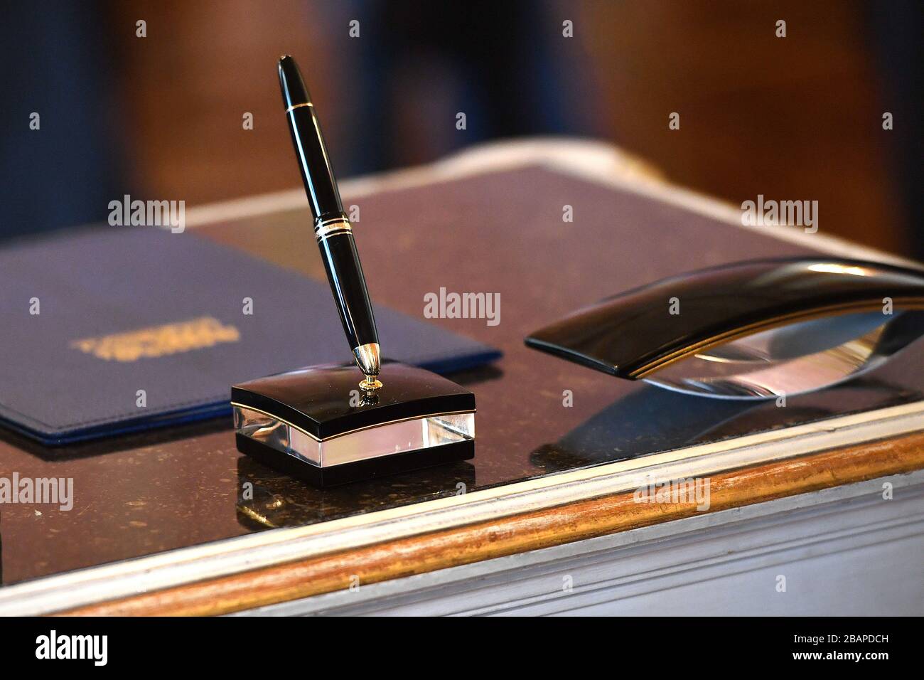 Marginal motif, feature: contract signing, contract, document, notor ...