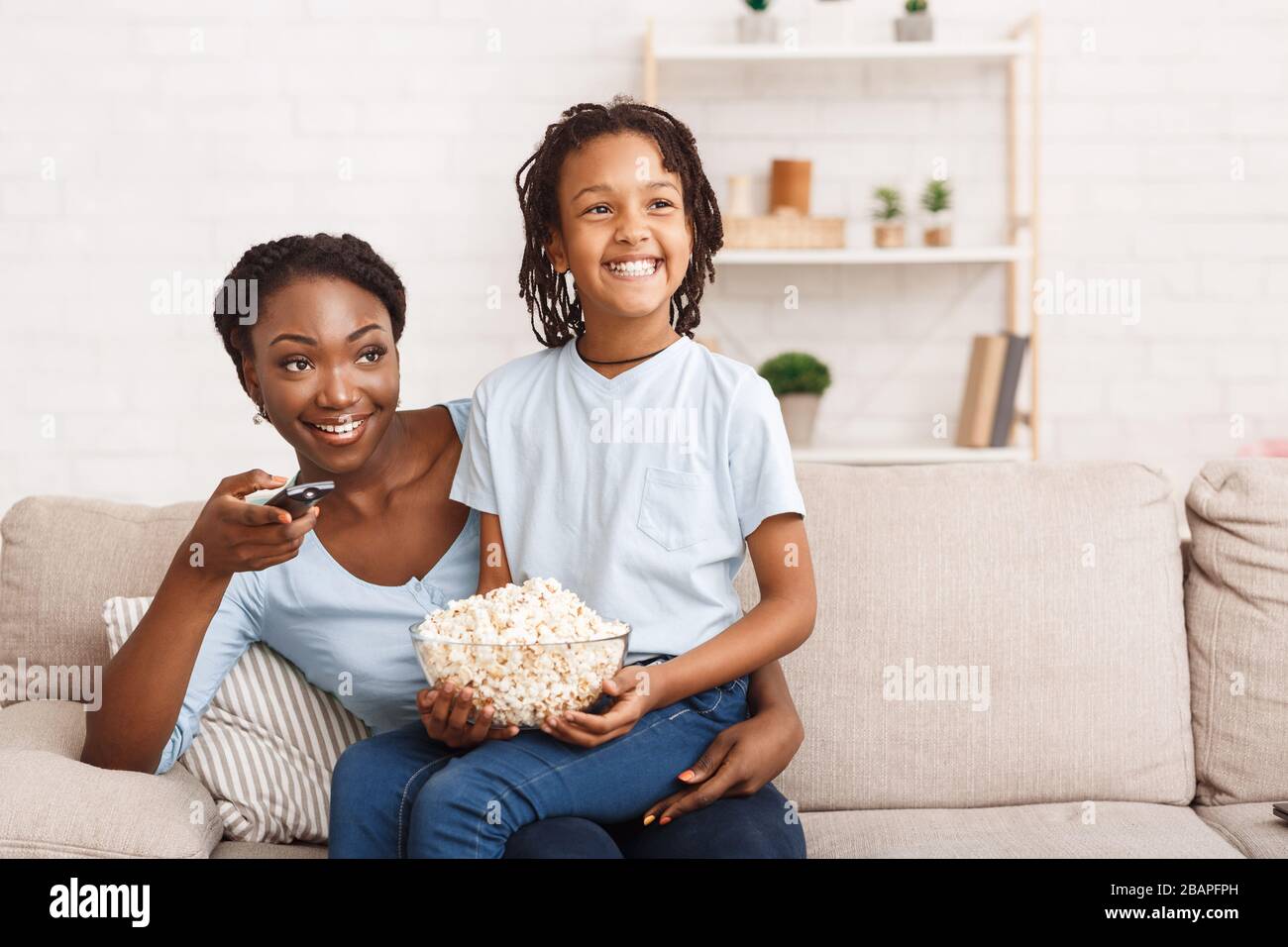 Eating family tv hi-res stock photography and images - Alamy