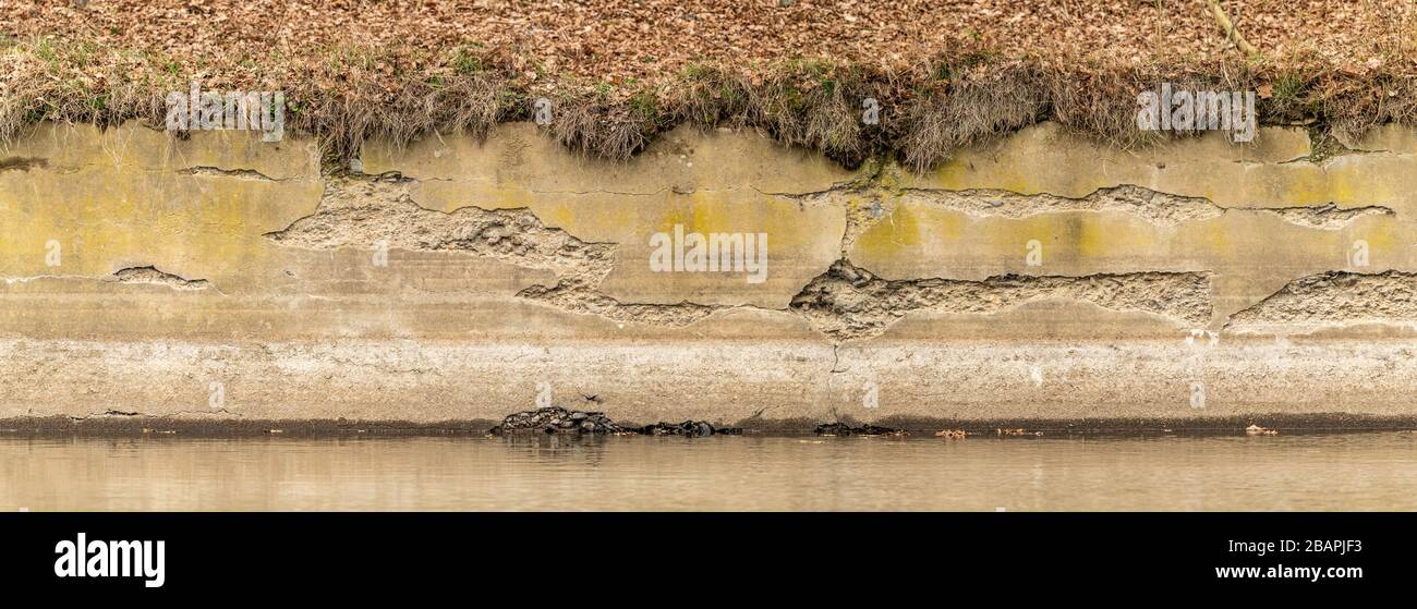 Water surface old wall hi-res stock photography and images - Alamy