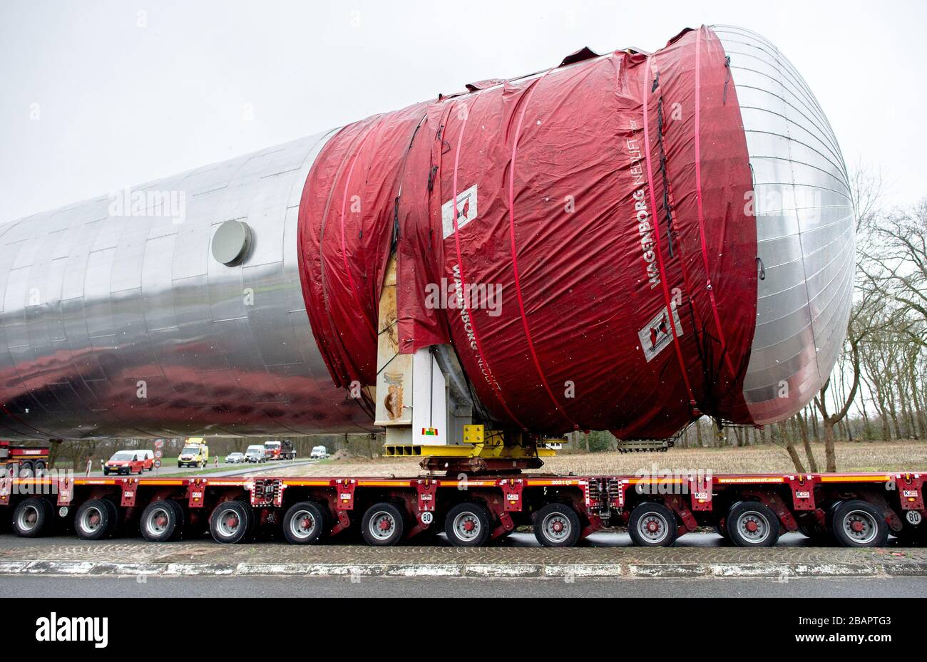 Surwold, Germany. 29th Mar, 2020. A heavy transporter with a gas tank ...