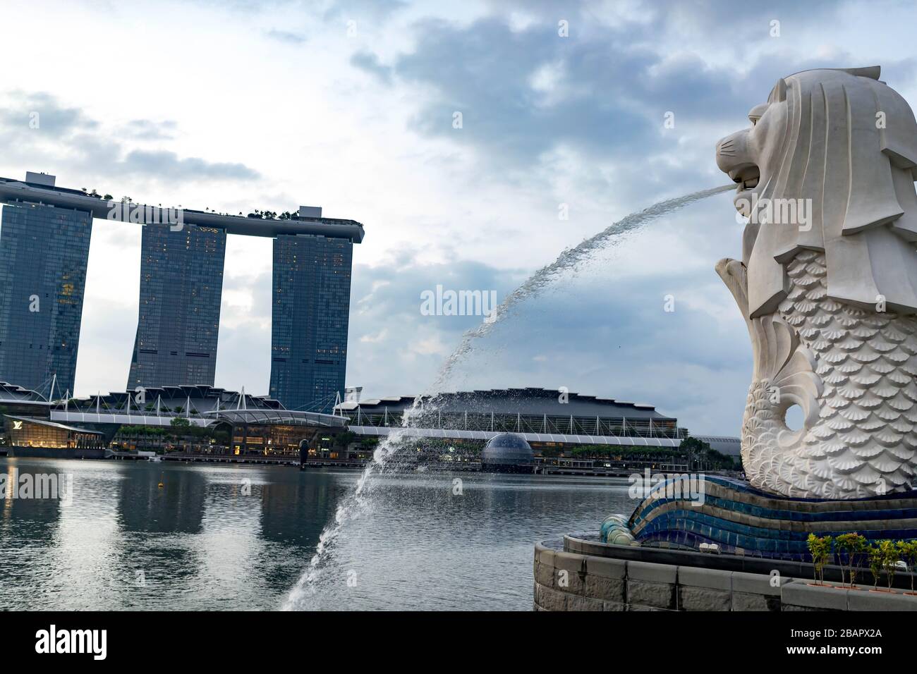 Singapore Merlion Park skyline with Marina Bay Sands and The Shoppes at ...