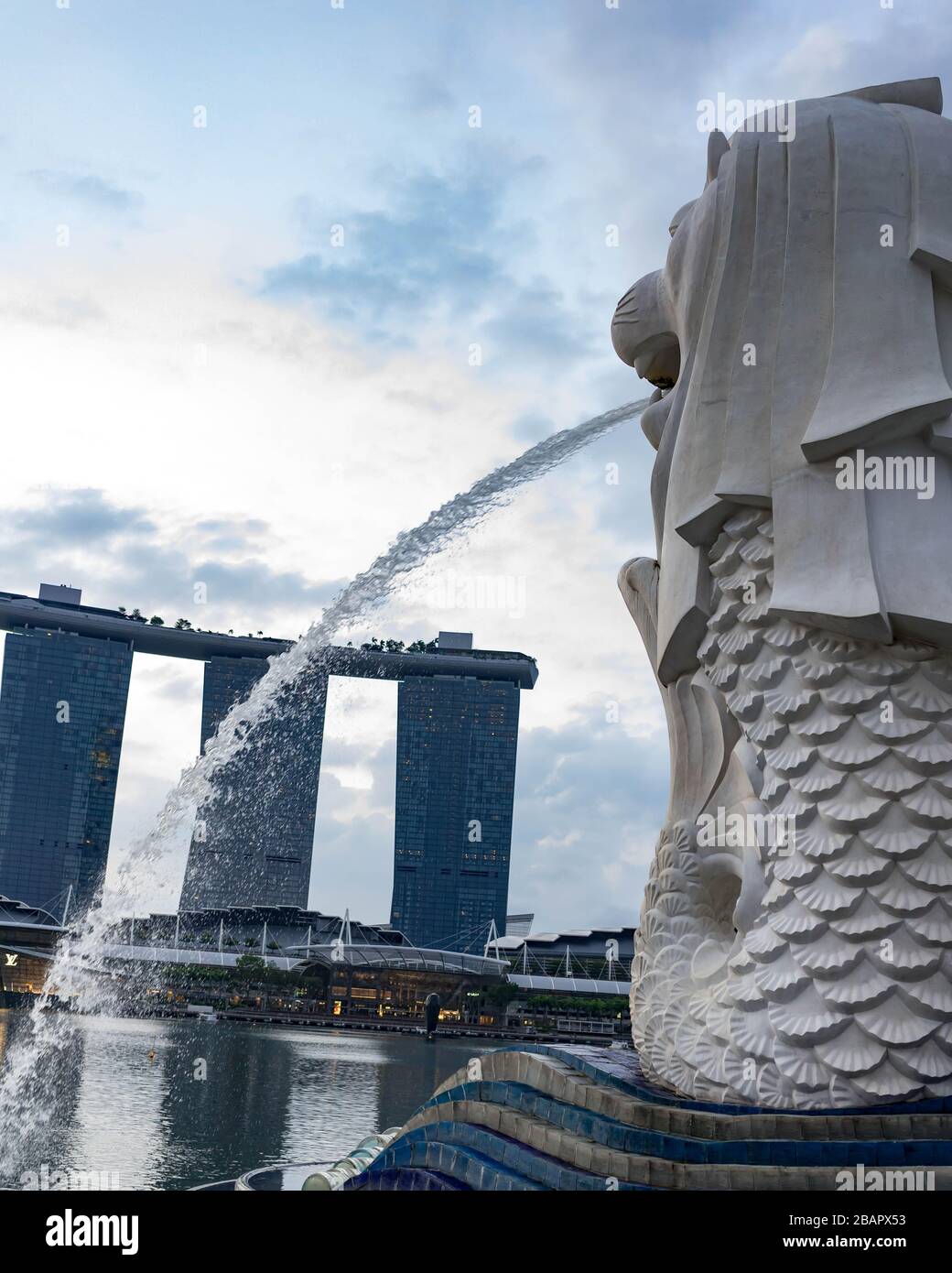 Singapore Merlion Park skyline with Marina Bay Sands and The Shoppes at ...