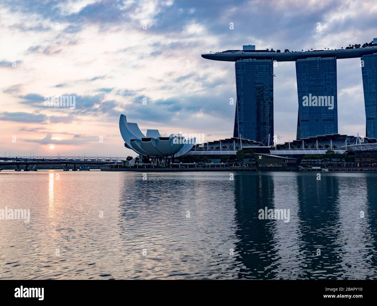Marina bay skyline with Marina Bay sands, The Fullerton Pavilion and ...