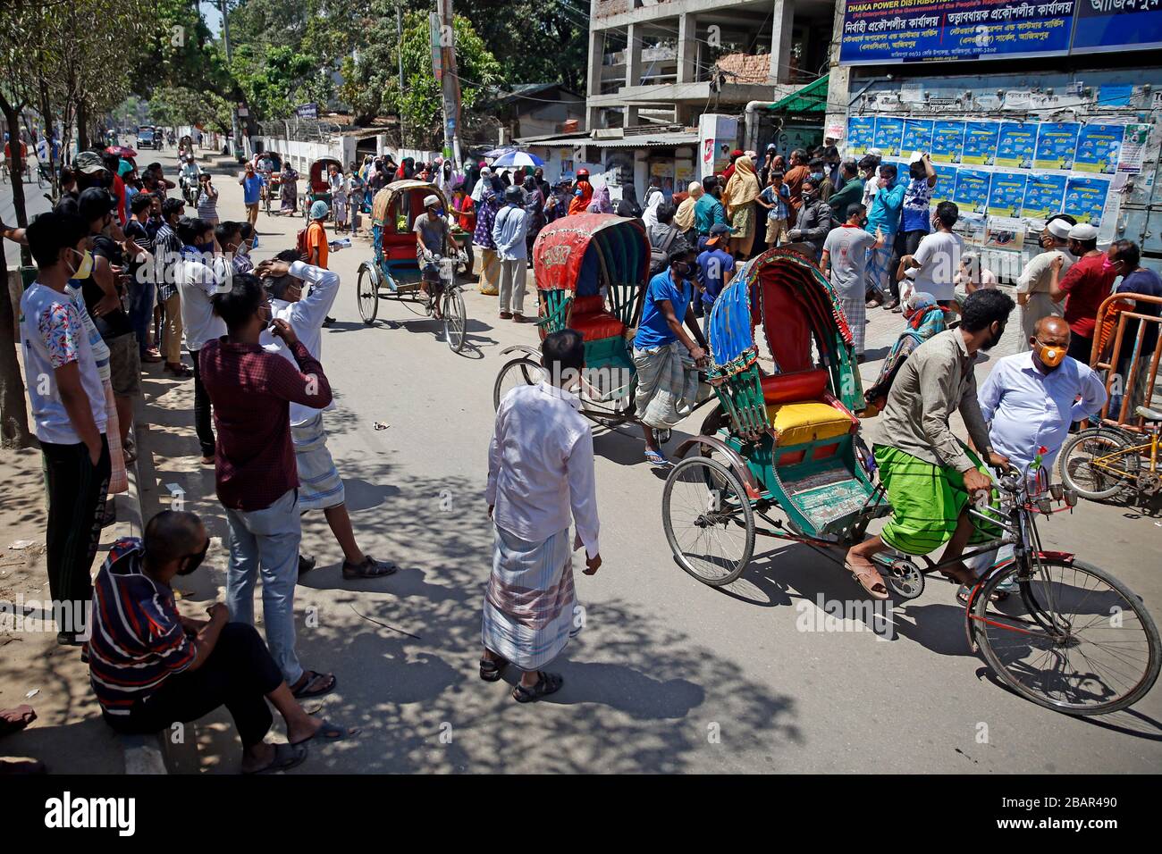 Dhaka Power Distribution Company(DPDC) subscribers in a long queue to ...