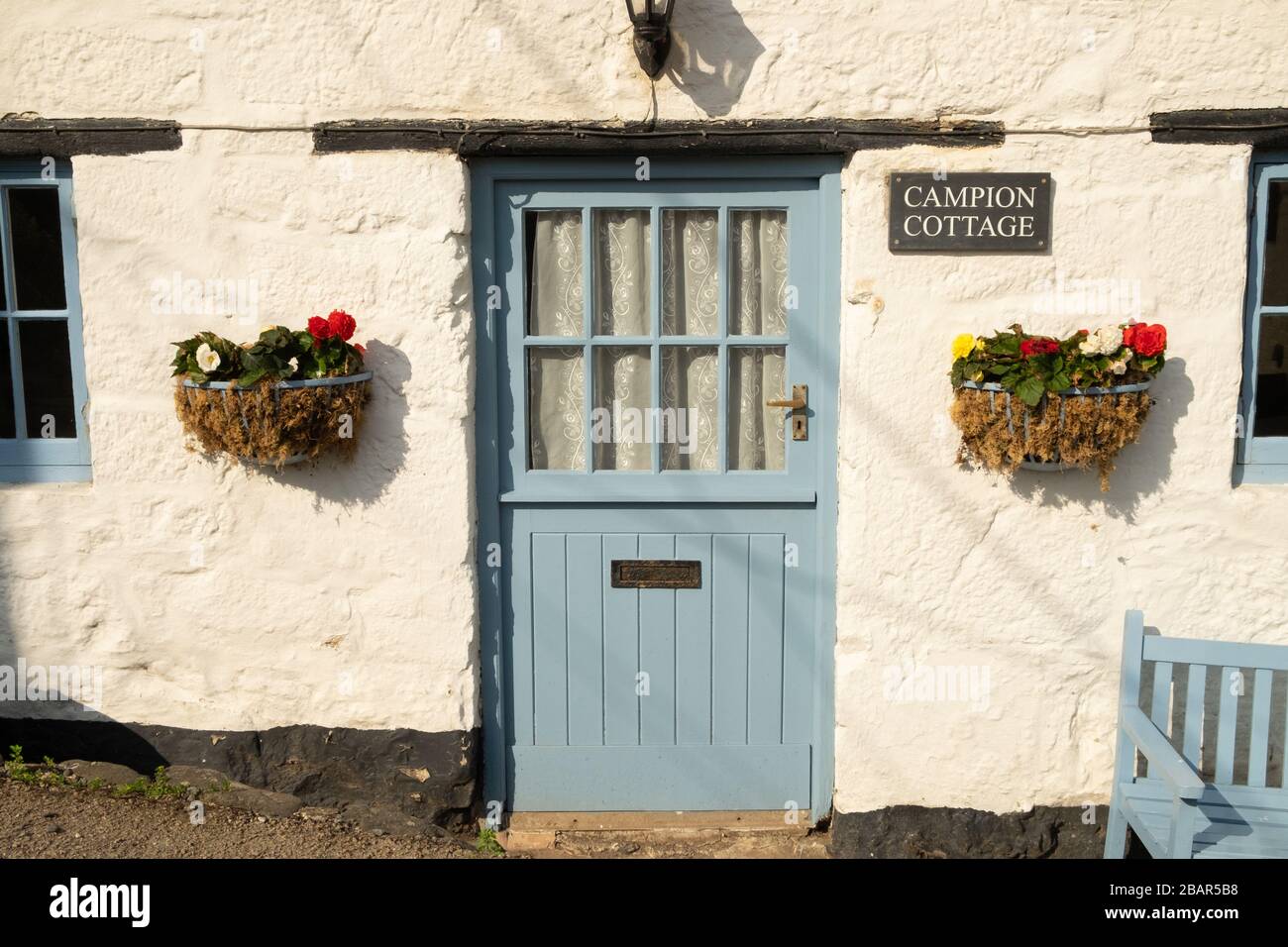 Small traditional cottage exterior hi-res stock photography and images ...