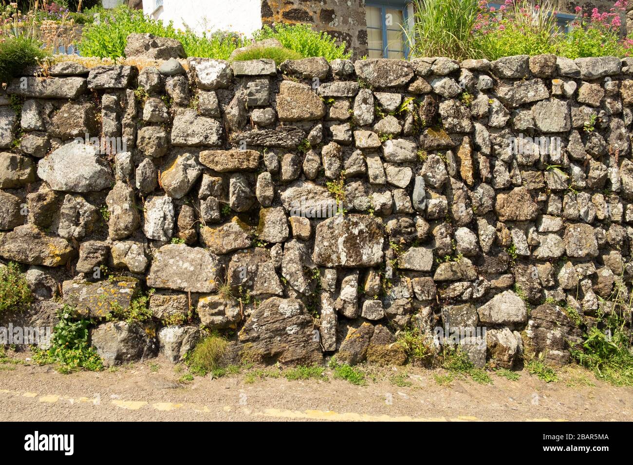 Old stone wall hi-res stock photography and images - Alamy