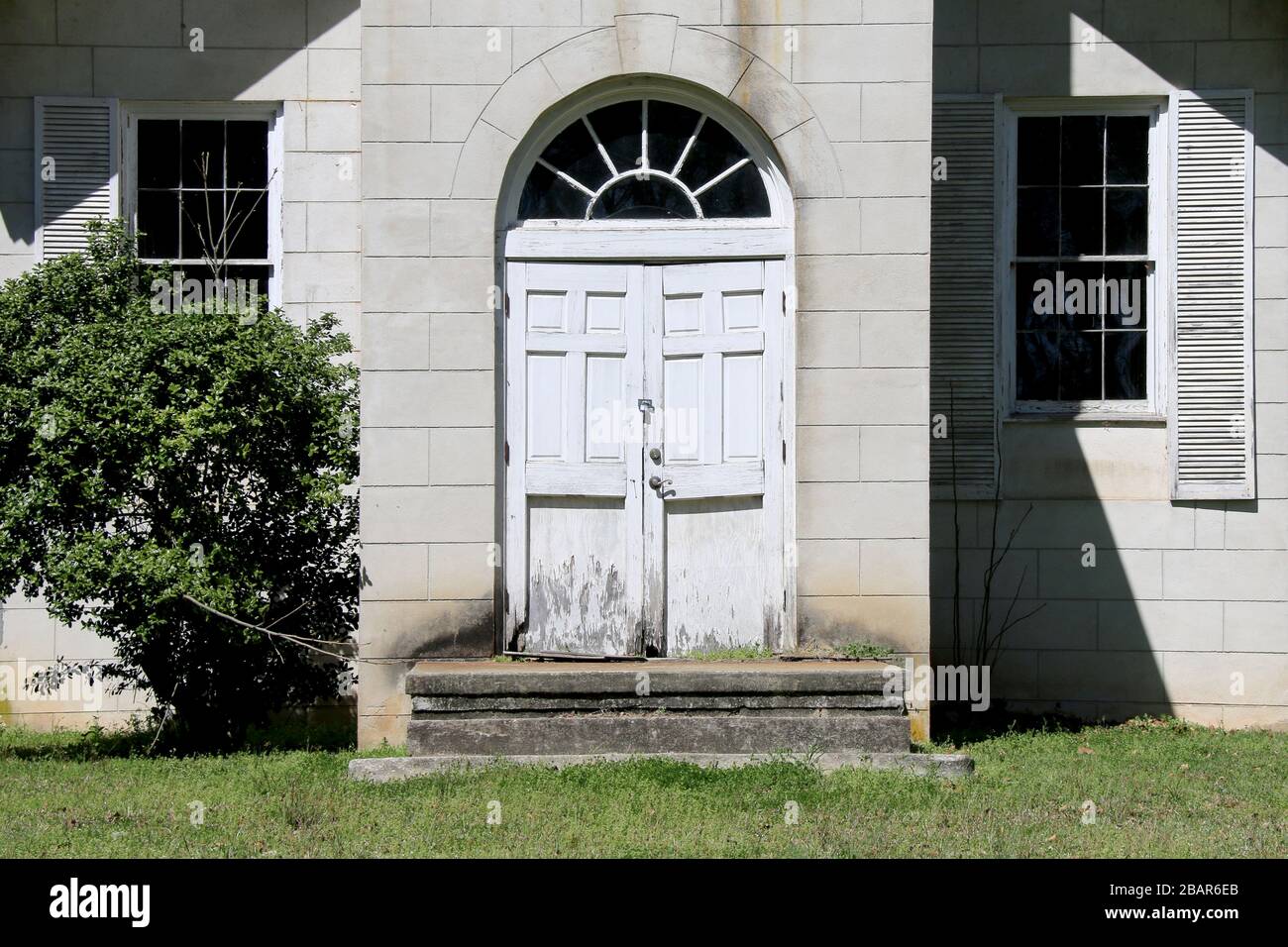 a pair of vintage southern stone abandoned church doors Stock Photo - Alamy