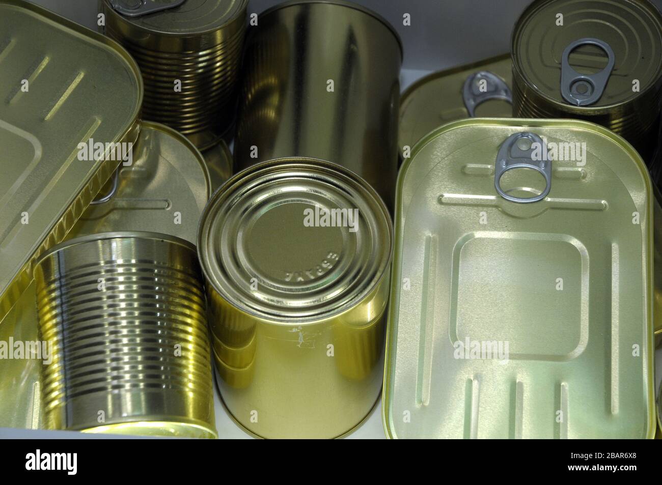 Latas de metal hi-res stock photography and images - Alamy