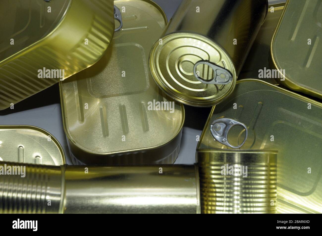 Empty cans hi-res stock photography and images - Alamy