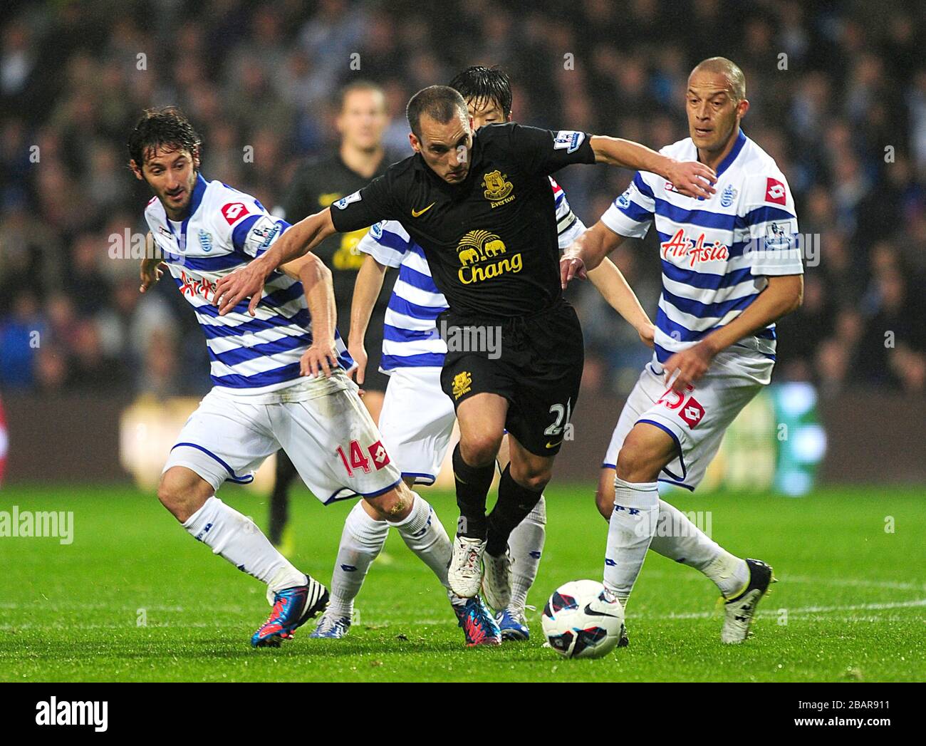 Evertons leon osman in action hi-res stock photography and images - Alamy