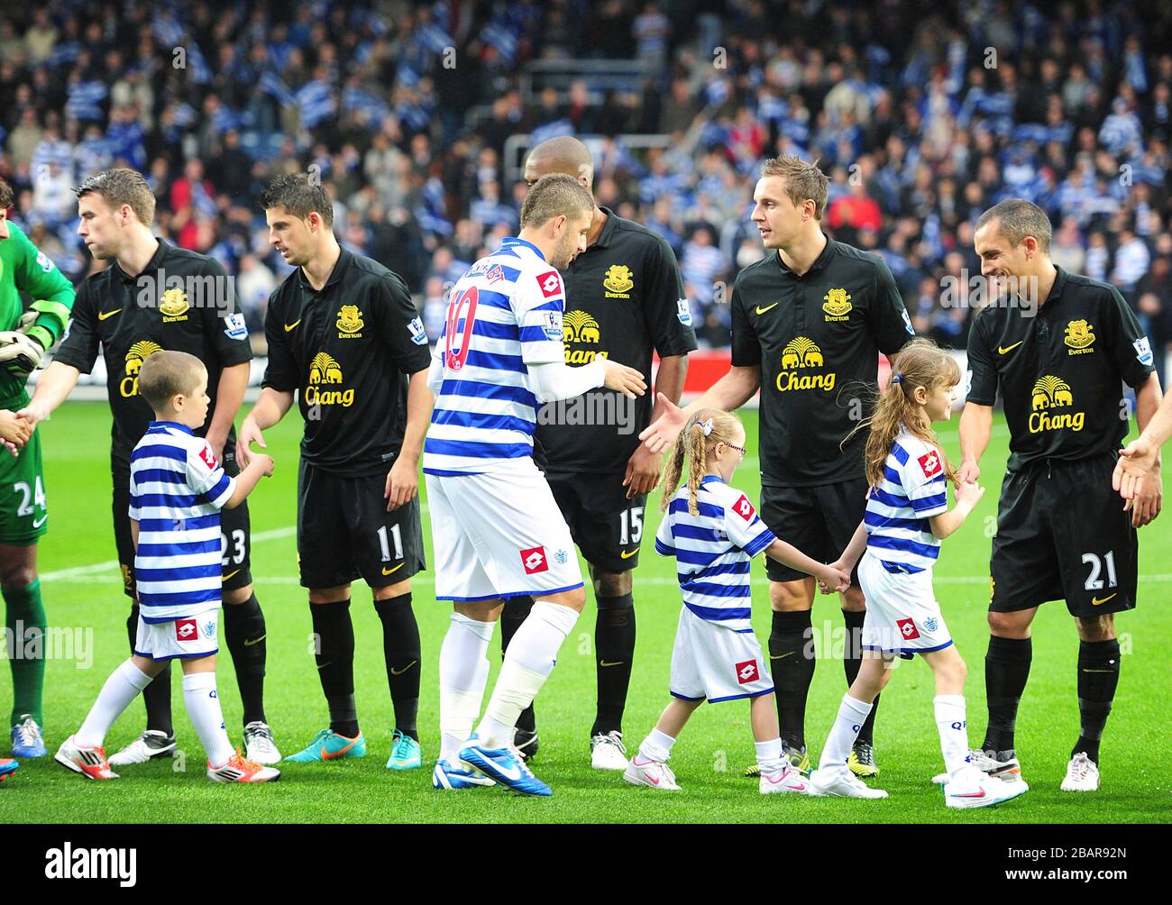 Teams kick hi-res stock photography and images - Alamy