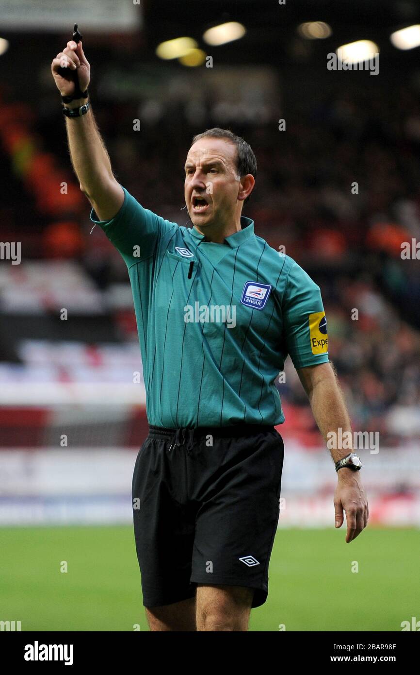 Referee mick russell hi-res stock photography and images - Alamy