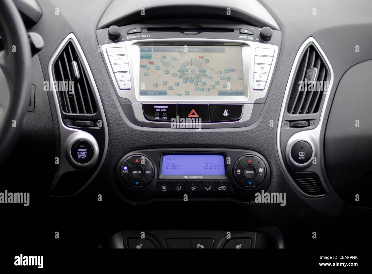 Gps unit on dashboard car hi-res stock photography and images - Alamy