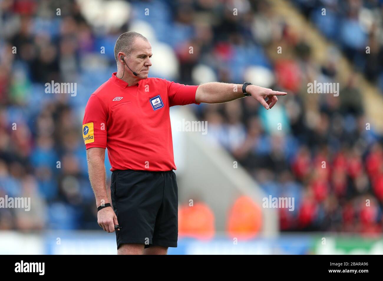 Referee pointing hi-res stock photography and images - Alamy