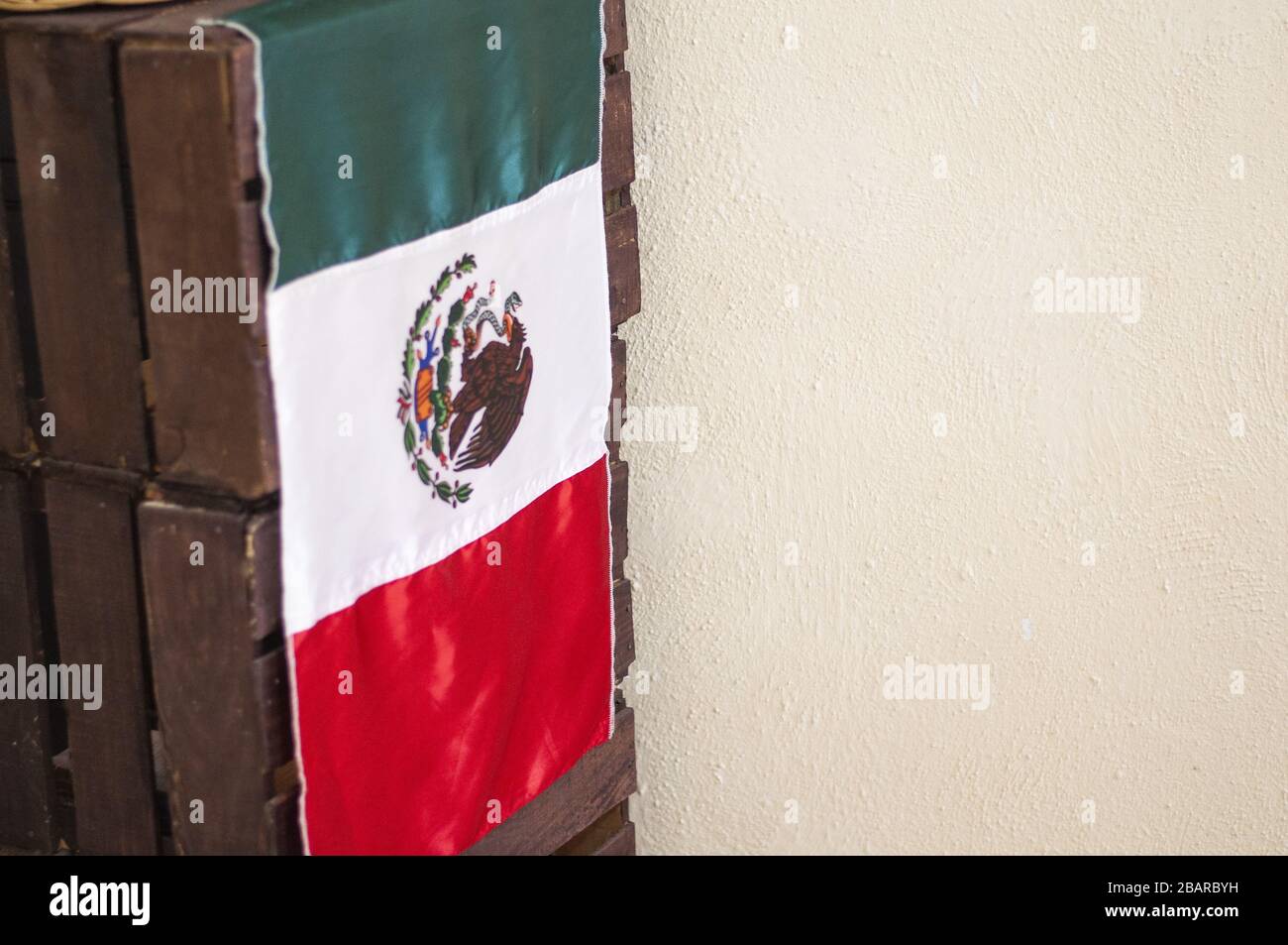 Beautiful Mexican flag in a wooden plank surface Stock Photo - Alamy