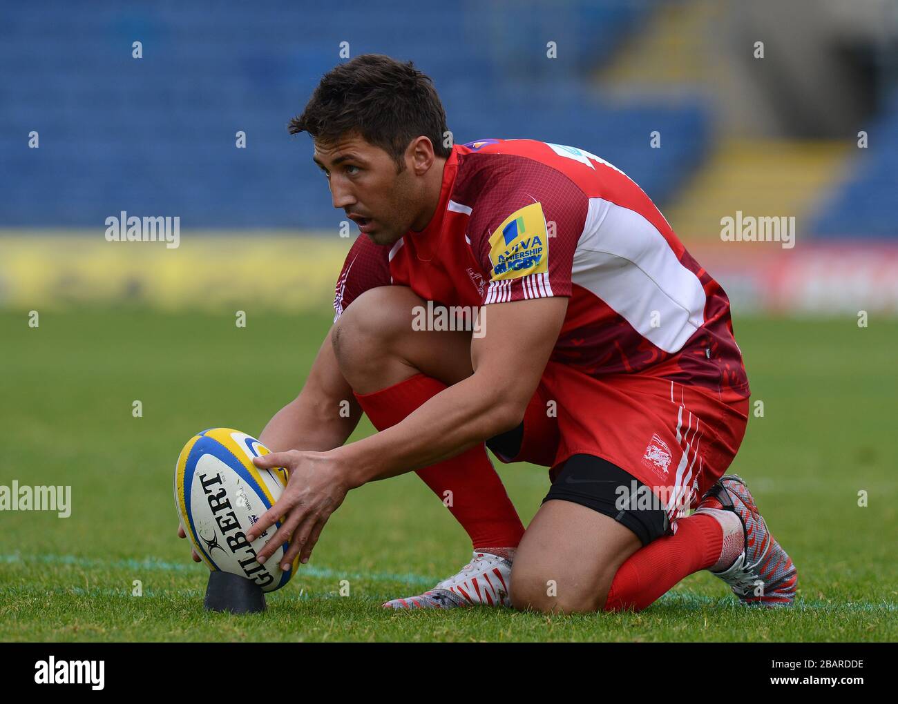 London Welsh's Gavin Henson lines up a penalty kick Stock Photo - Alamy