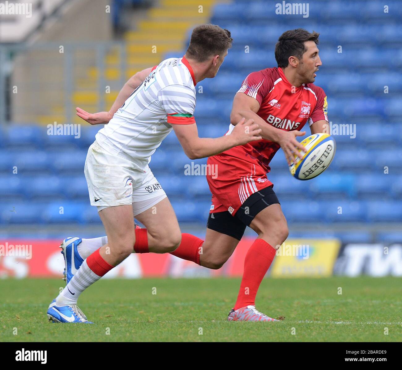London Welsh's Gavin Henson and Saracens' Owen Farrell Stock Photo - Alamy