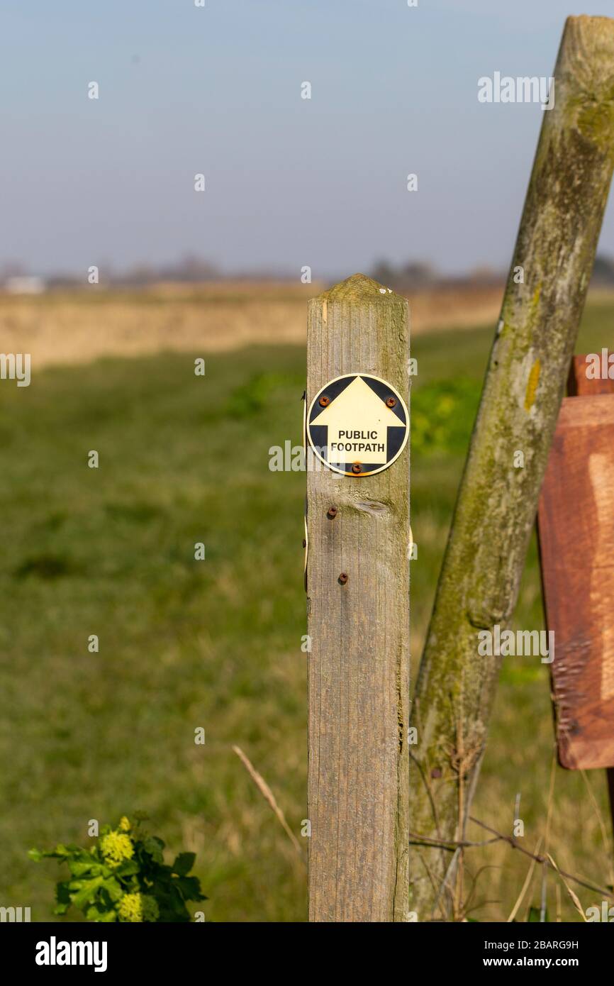 Footpath sign post suffolk hi-res stock photography and images - Alamy