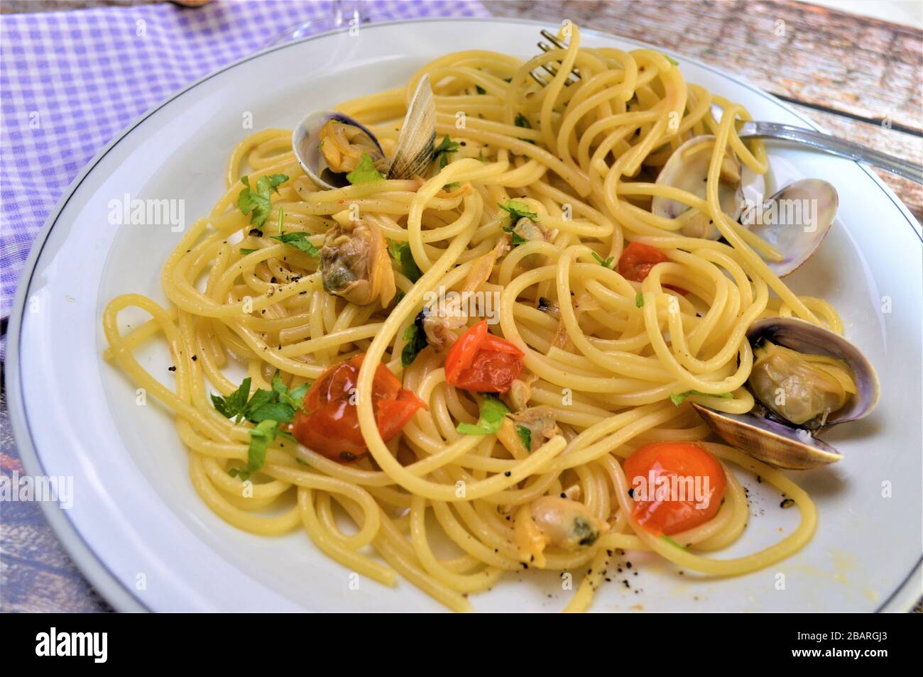spaghetti with clams italian dish Stock Photo - Alamy