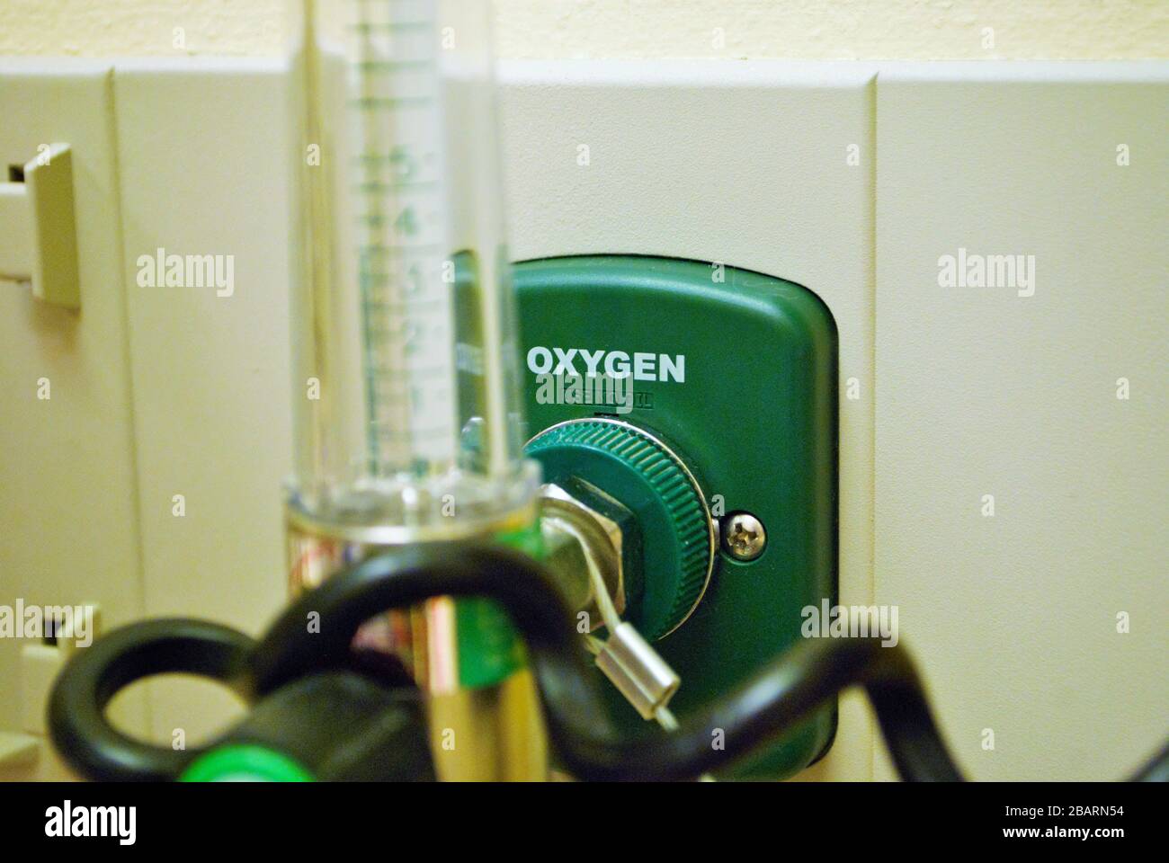 Oxygen port pressure regulator flow meter in the emergency room Stock ...
