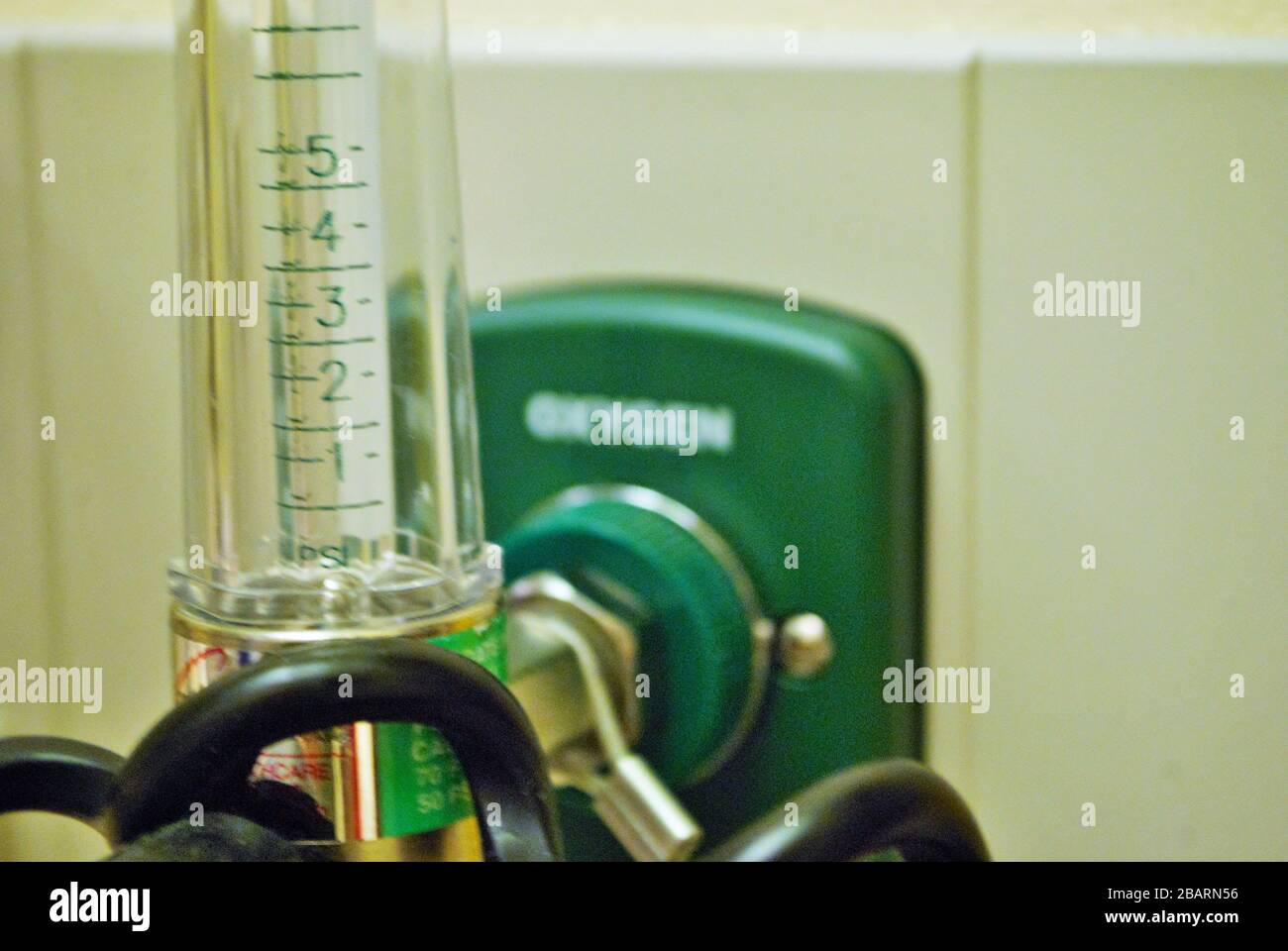 Oxygen port pressure regulator flow meter in the emergency room Stock ...