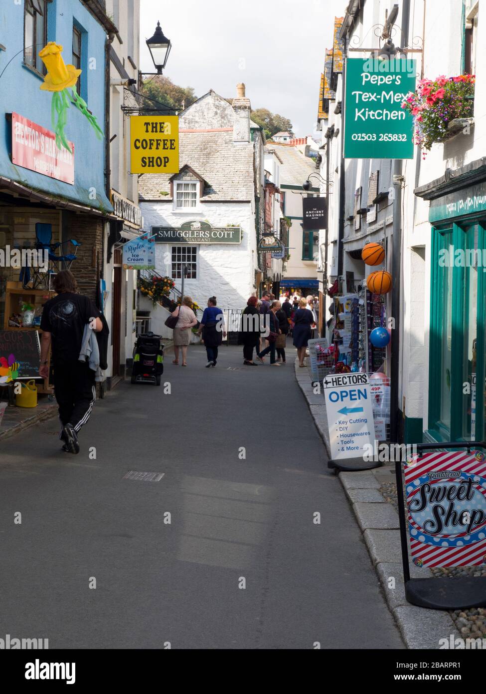 Narrow Cornish Streets of Looe, Cornwall, UK Stock Photo - Alamy