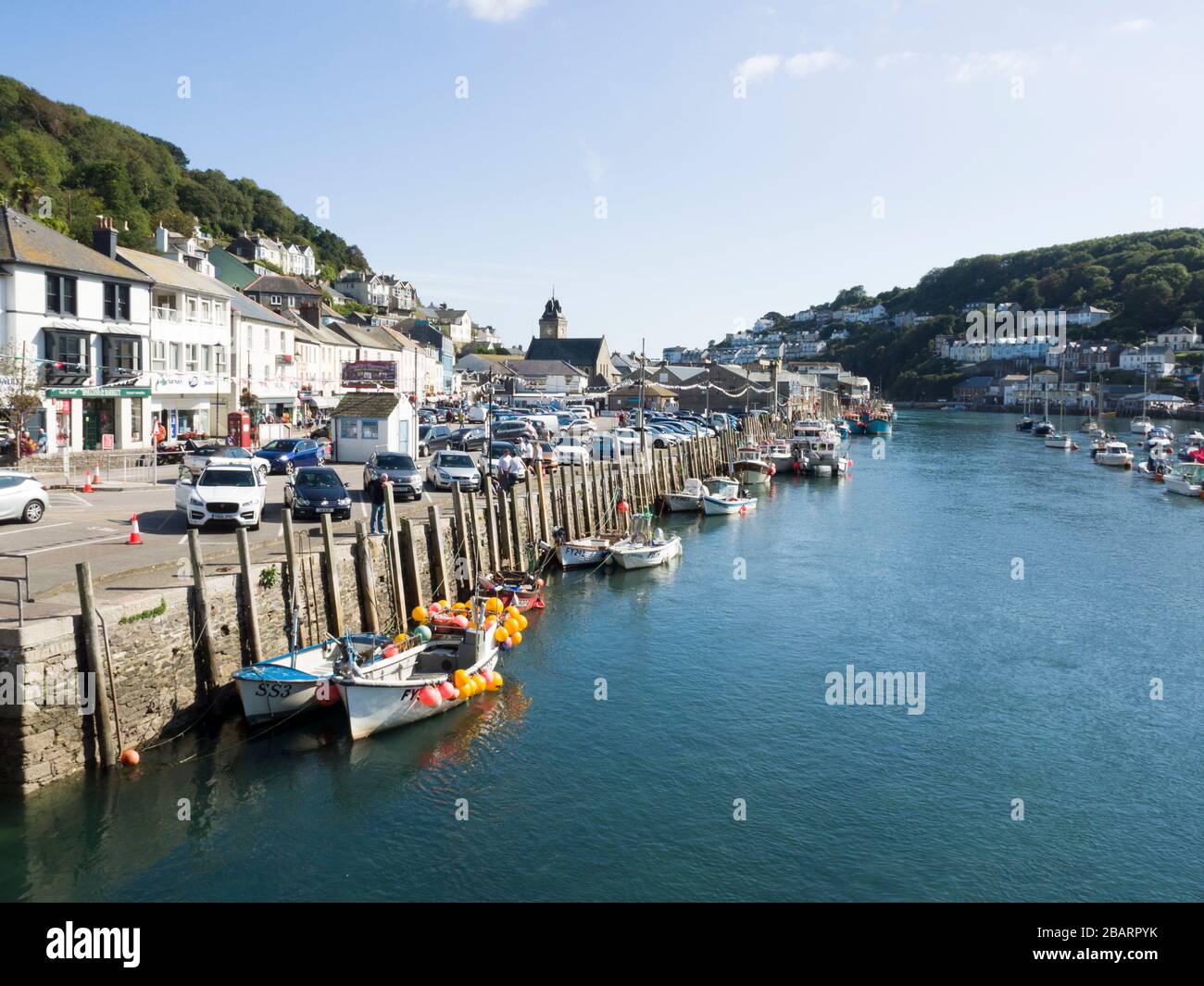 Fishing boats looe harbour cornwall hi-res stock photography and images ...