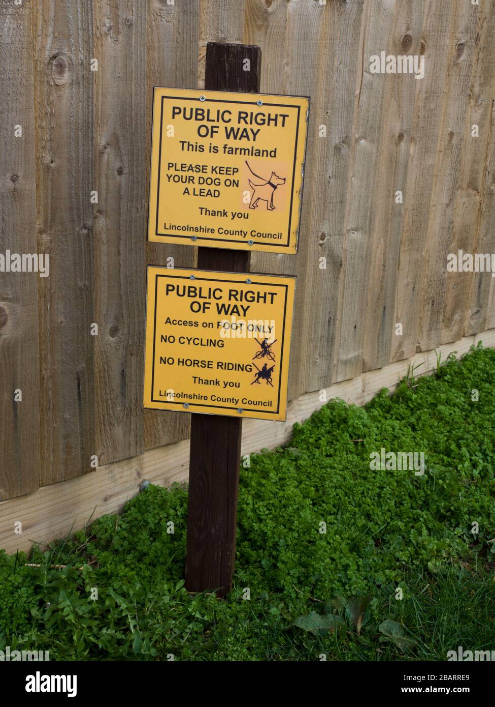 Right of way signs hi-res stock photography and images - Alamy