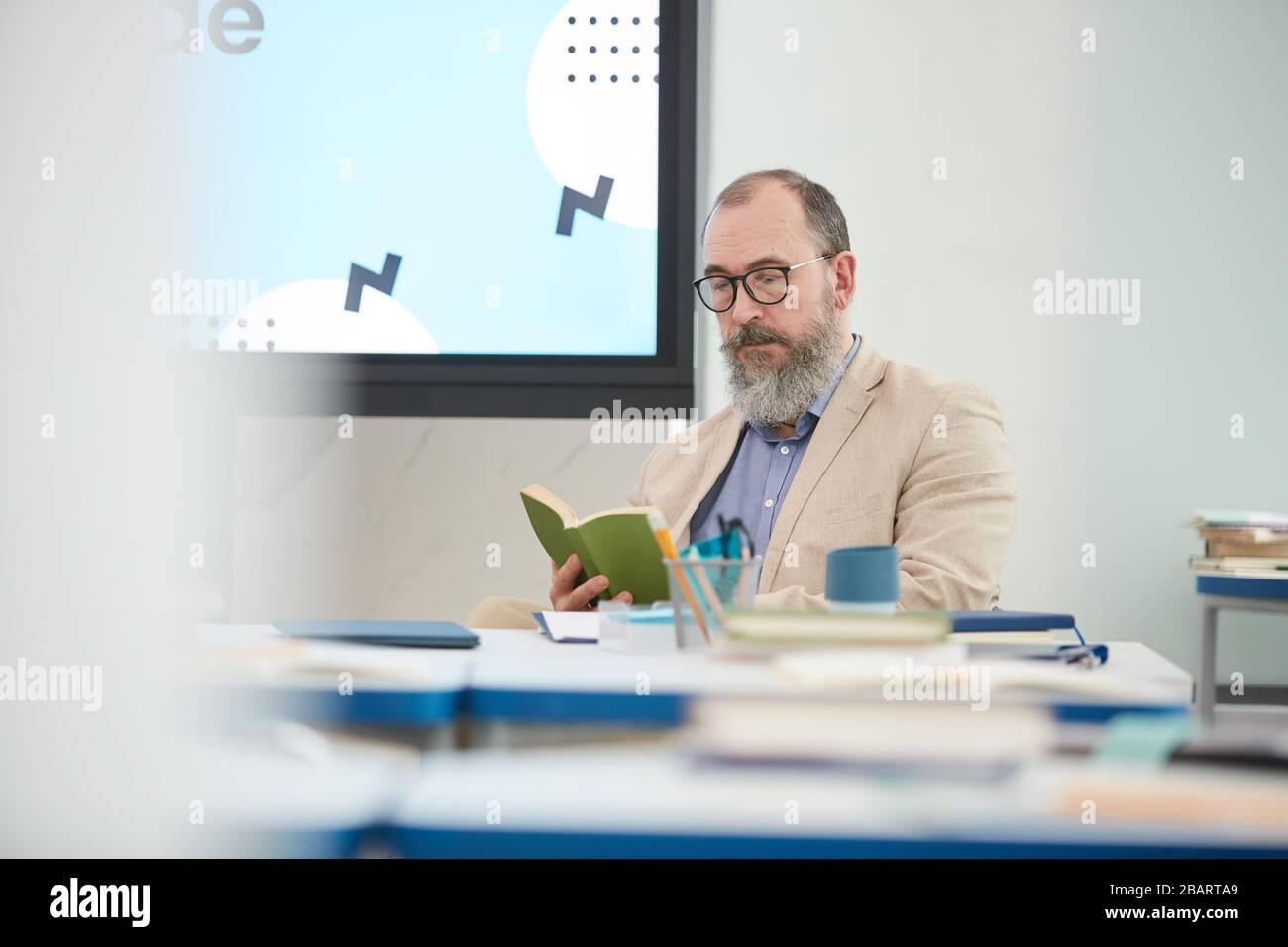 Professor college class hi-res stock photography and images - Alamy