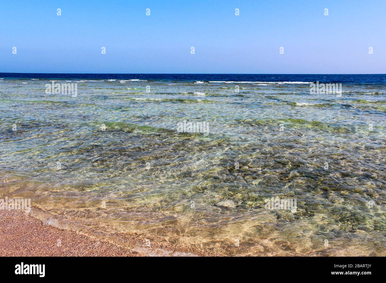 White horizon line hi-res stock photography and images - Alamy
