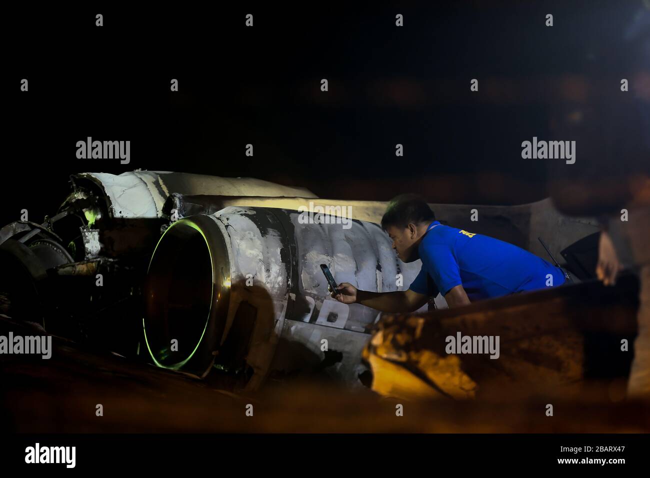 Manila, Philippines. 29th Mar, 2020. An emergency worker checks the ...