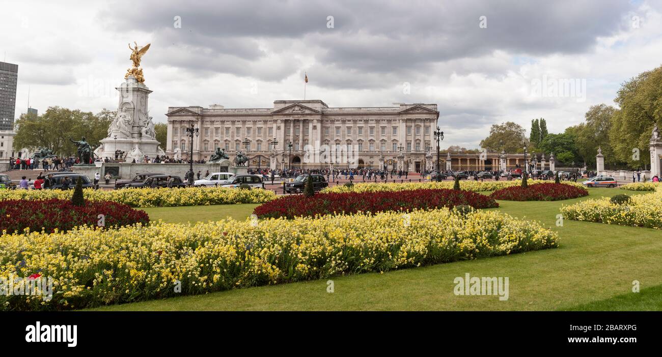 Buckingham Palace with gardens of the Victoria Memorial: The front ...