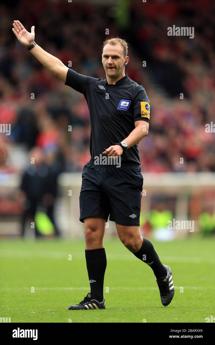 Match referee madley hi-res stock photography and images - Alamy