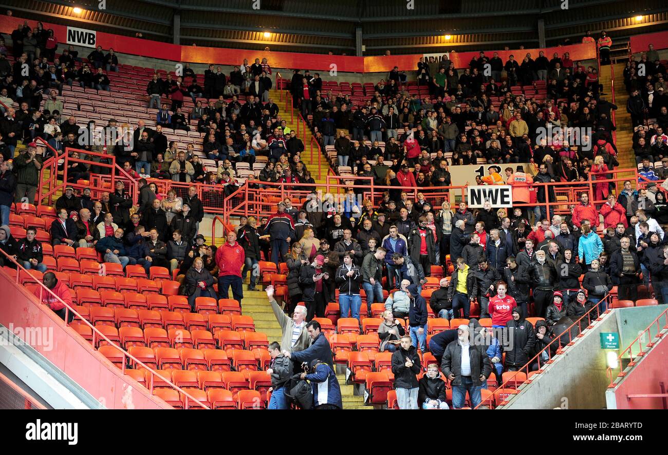 Football fans stand hi-res stock photography and images - Alamy