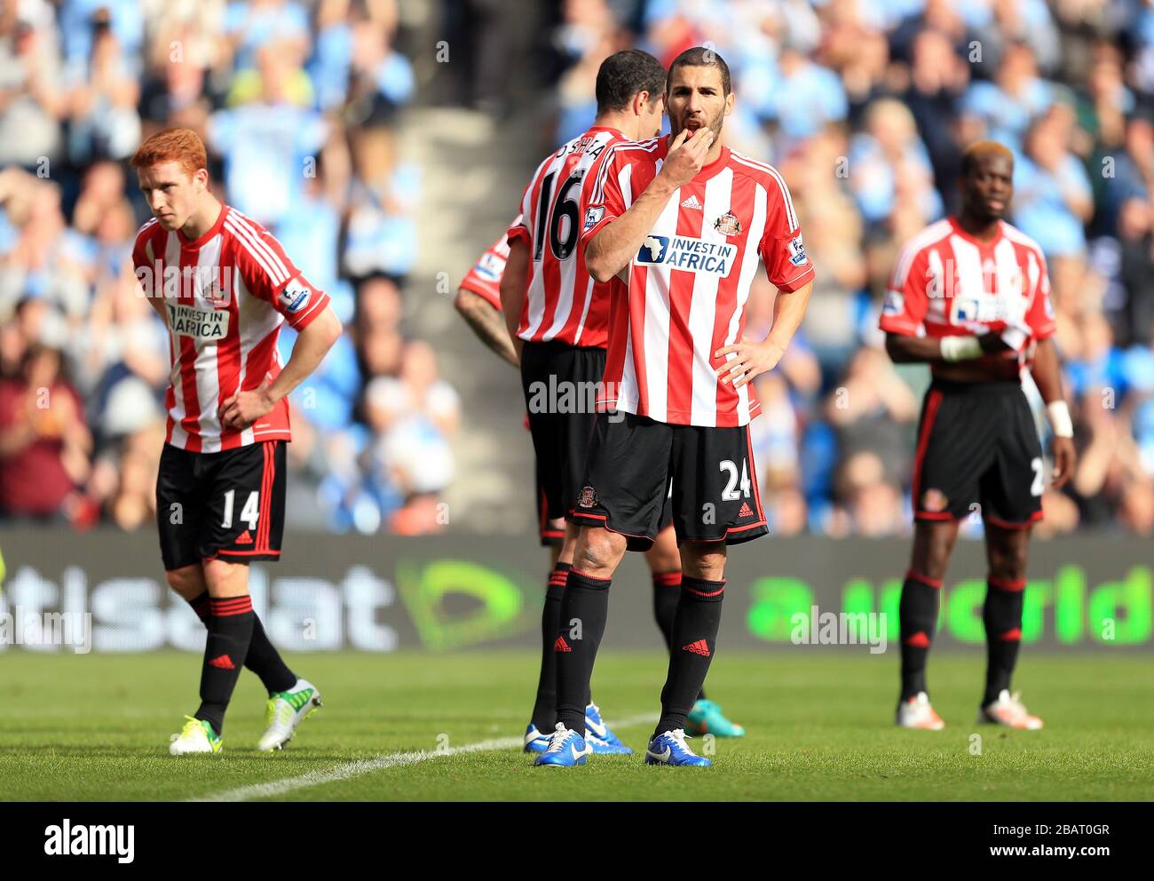 Sunderland players stand dejected Stock Photo - Alamy