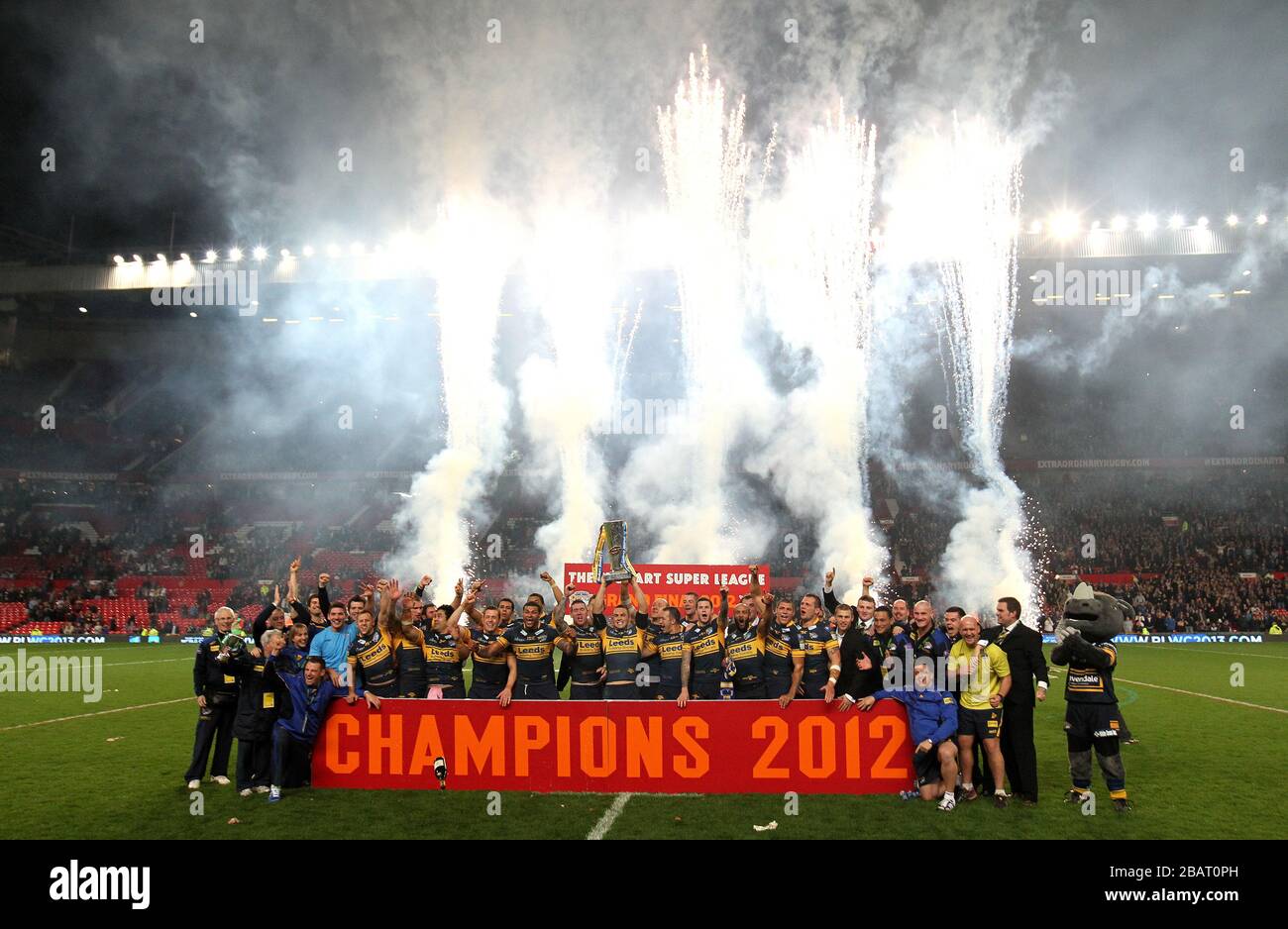 Leeds Rhinos' players celebrate with the cup Stock Photo - Alamy