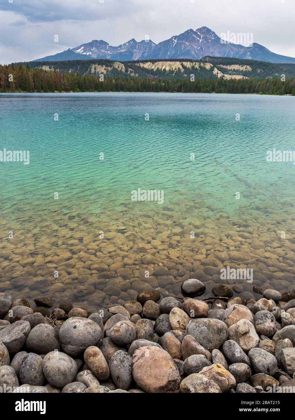 Beach to Mountians at blue Lake Annette: The clear water of Lake ...