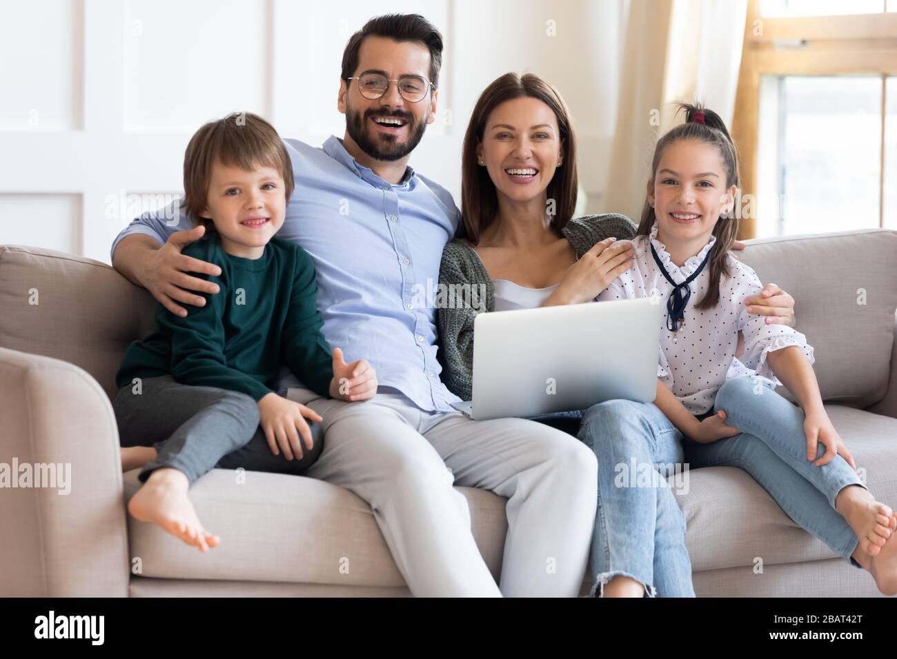 Family and kids on computer hi-res stock photography and images - Alamy