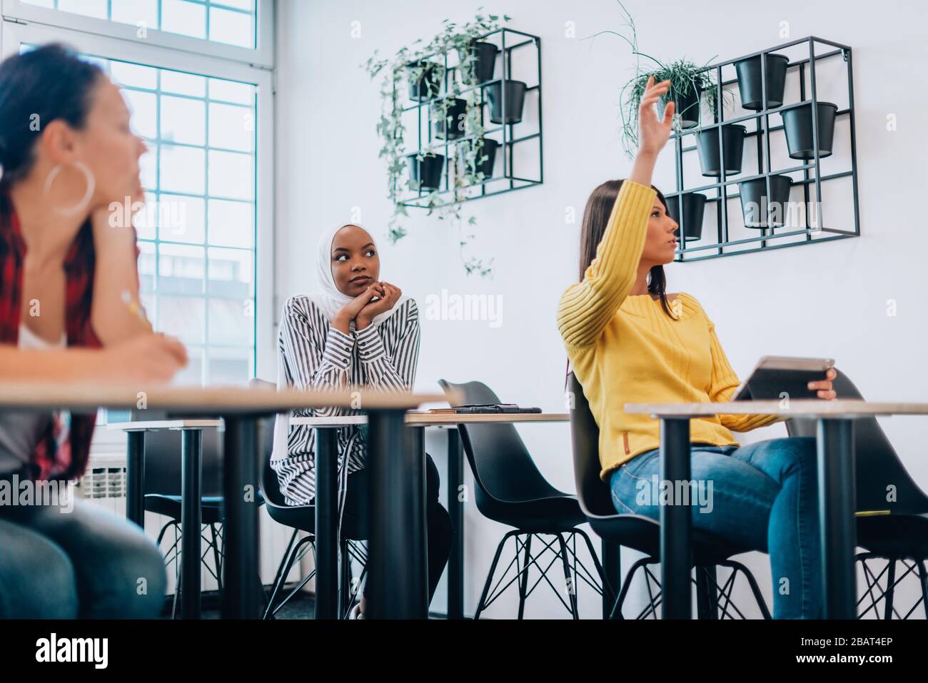 Students using tablets classroom hi-res stock photography and images ...