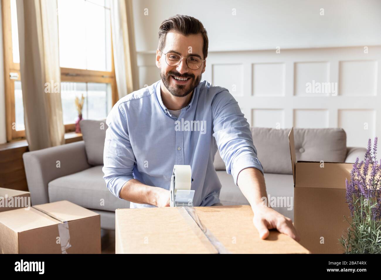 Man packing boxes hi-res stock photography and images - Alamy