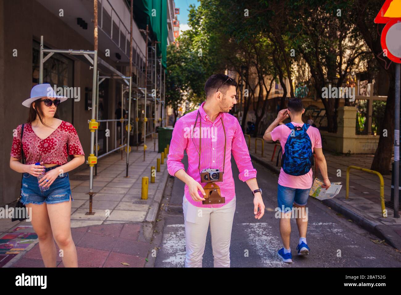 Tourists pedestrians crossing the street in a new city Stock Photo - Alamy