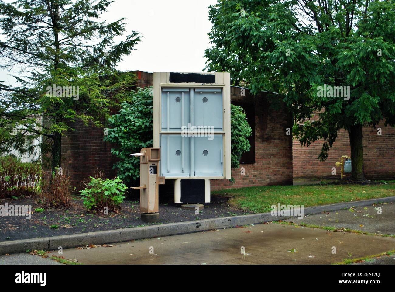 Drive thru window fast food restaurant hi-res stock photography and ...