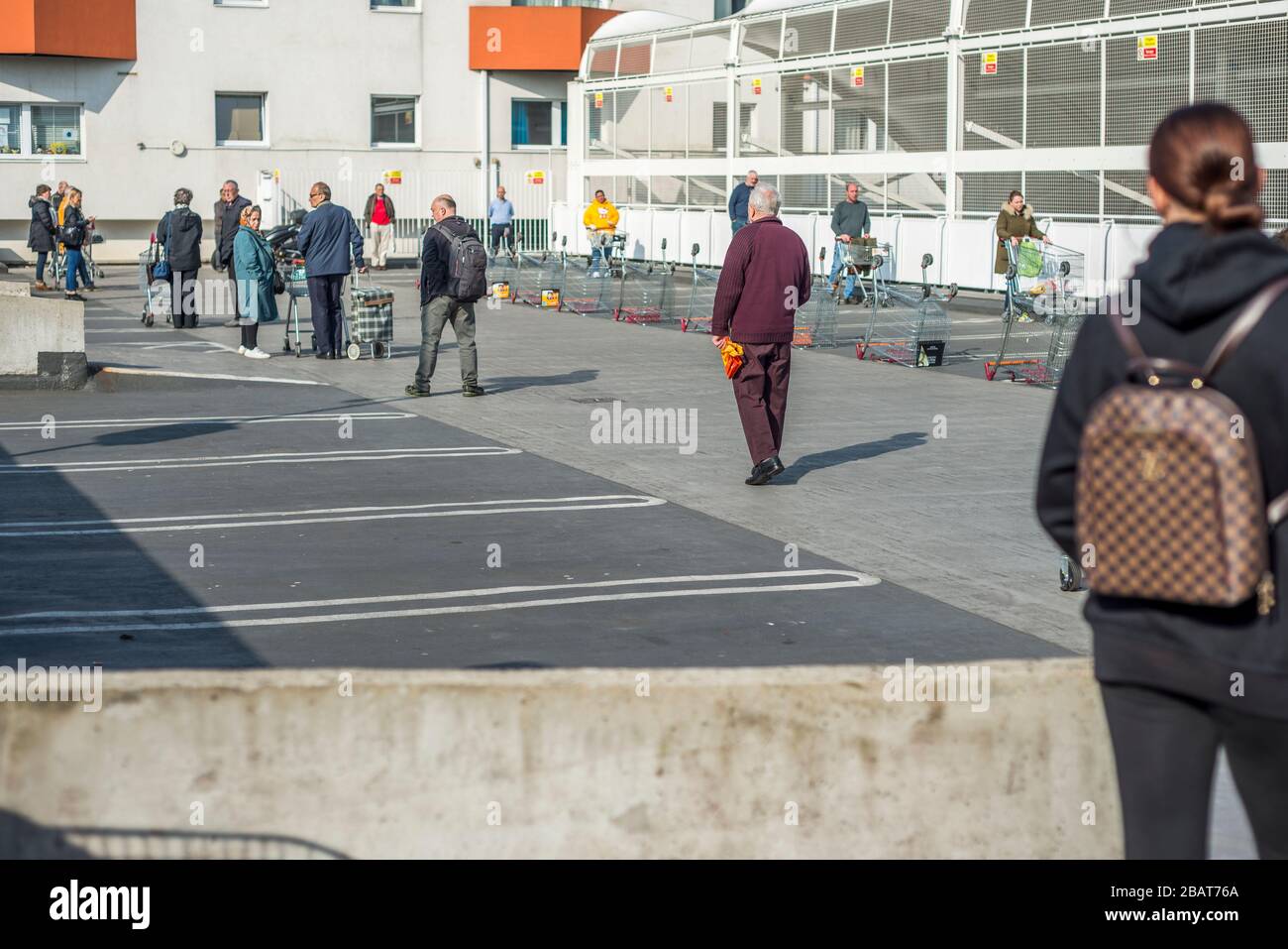 QUEUE TO THE SUPERMARKET WITH SOCIAL DISTANCING Stock Photo - Alamy