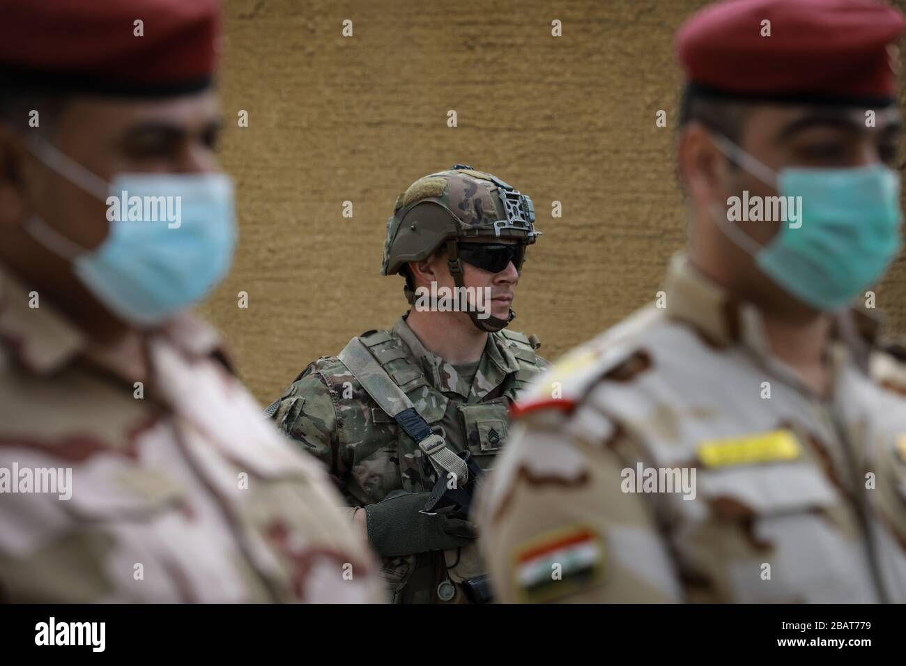 Kirkuk, Iraq. 29th Mar, 2020. A US soldier stands behind Iraqi soldiers ...