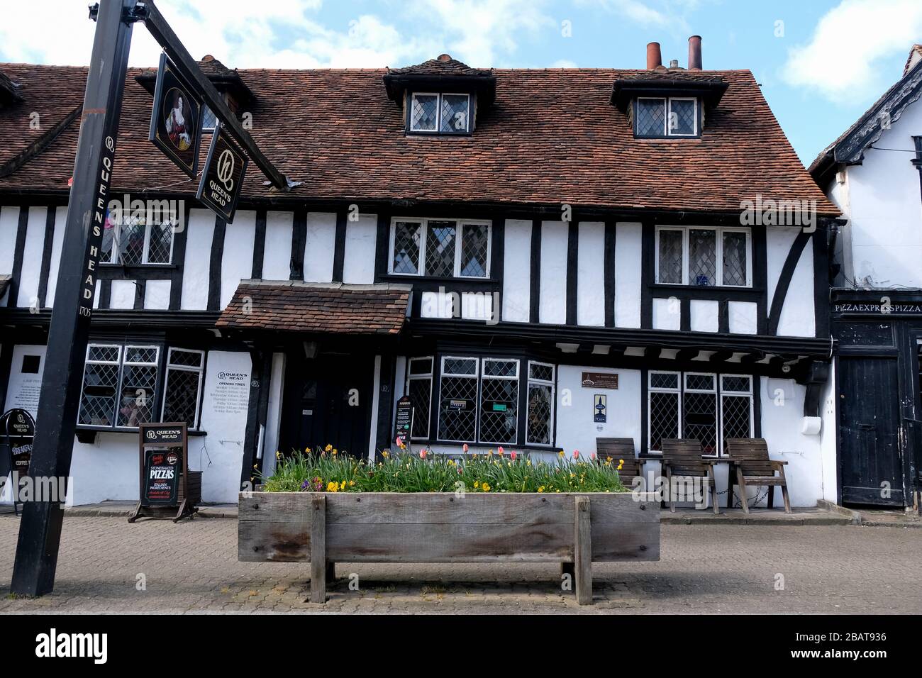 Historic half timbered Tudor pub called the Queen's Head, in Pinner ...