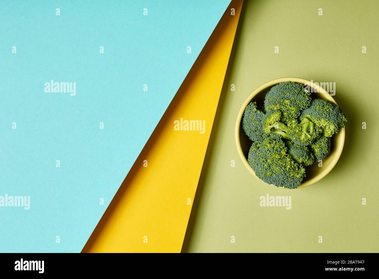 Top view of fresh and green broccoli lying in bowl Stock Photo - Alamy