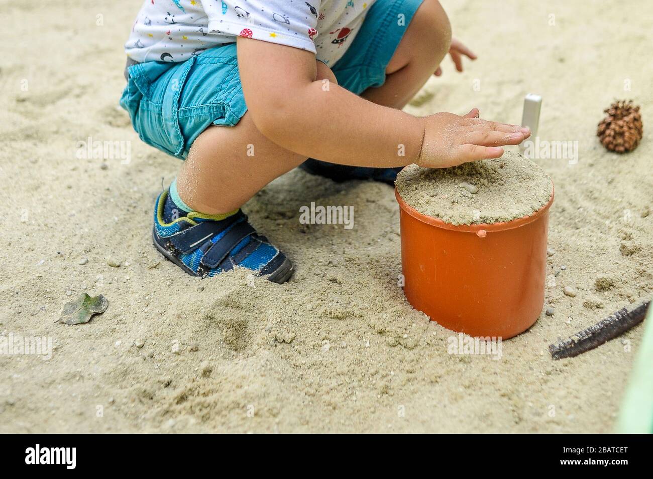 Child bucket sand hi-res stock photography and images - Alamy