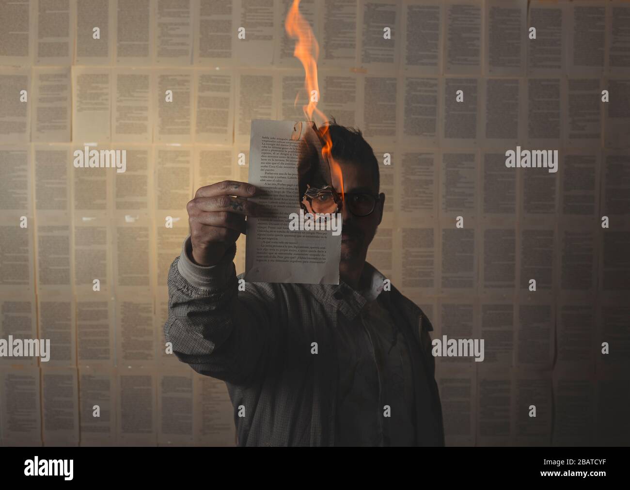 Burning piece of paper hi-res stock photography and images - Alamy