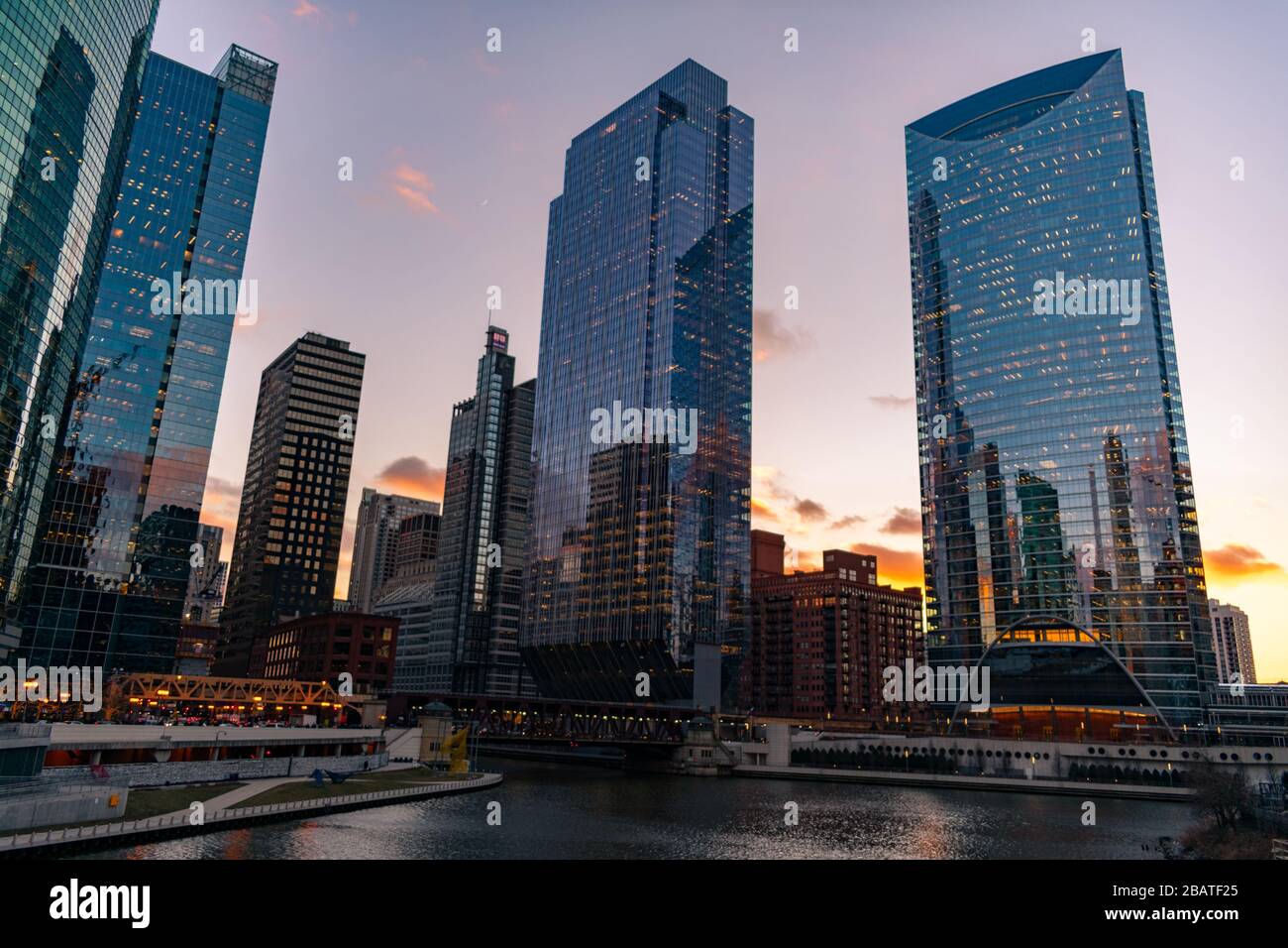 Chicago river skyscrapers hi-res stock photography and images - Alamy