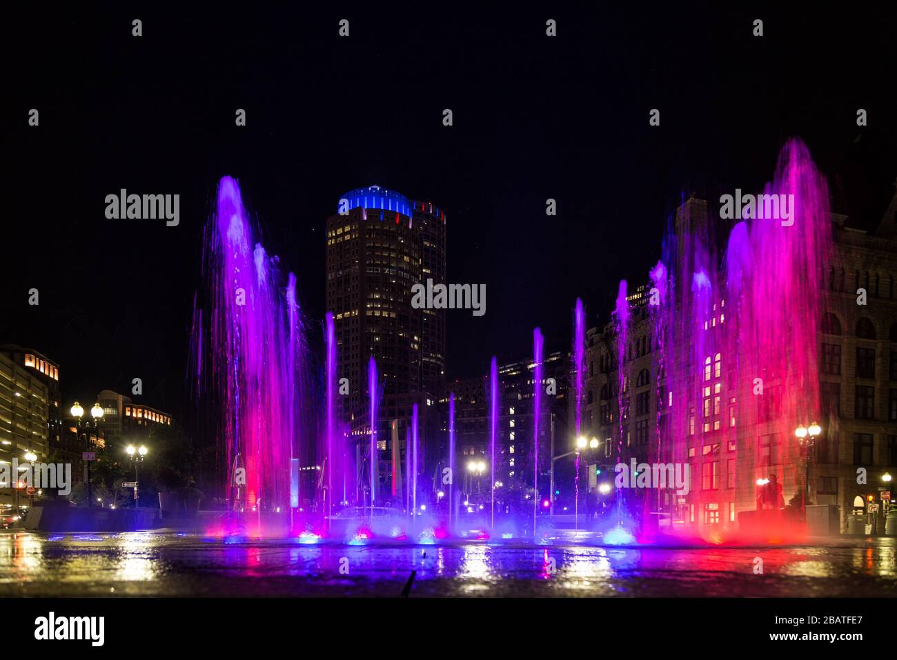 Splash fountain city hi-res stock photography and images - Alamy